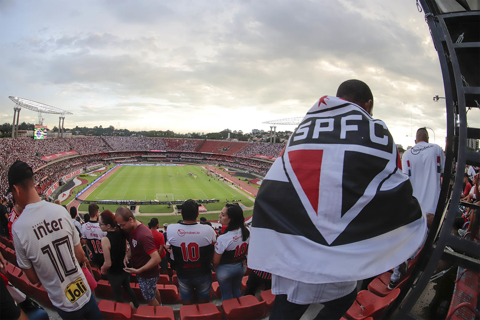 P. Henrique aceita condição e assina novo contrato com o São Paulo